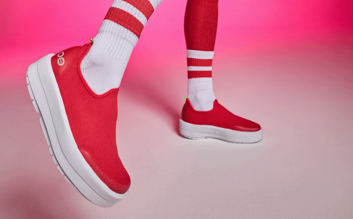 Women's OOmega eeZee Low Shoe - Neon Berry (SALE) – OOFOS